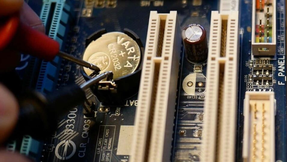 Problème de démarrage PC ? Vérifiez la pile CMOS - Le Geek du Cerisier