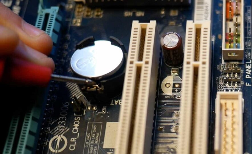 Problème de démarrage PC ? Vérifiez la pile CMOS - Le Geek du Cerisier